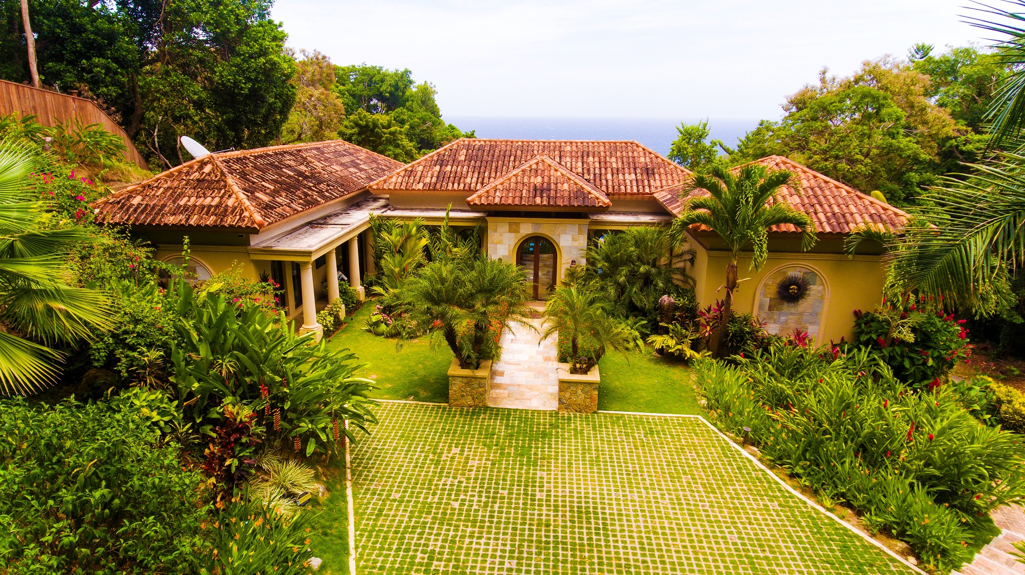 La Colina – 2 people | Roatan Property Management and Vacation Rentals